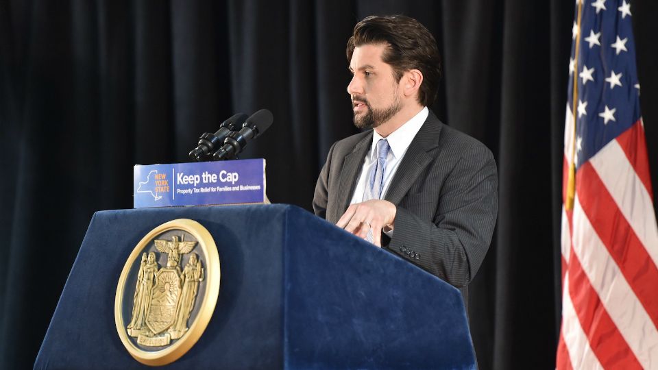 SUNY chancellor says he's staying put - Utica Phoenix